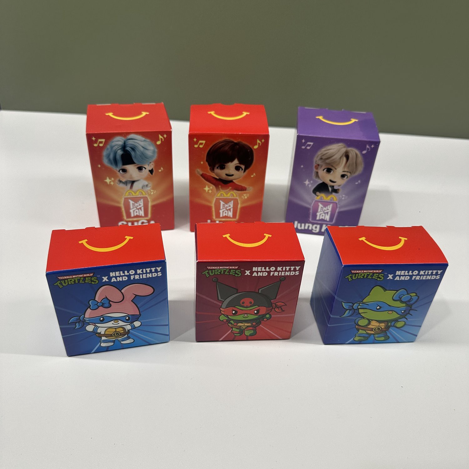 6 st. McDonalds Happy Meal Figurer TinyTan BTS Hello Kitty Turtles ...