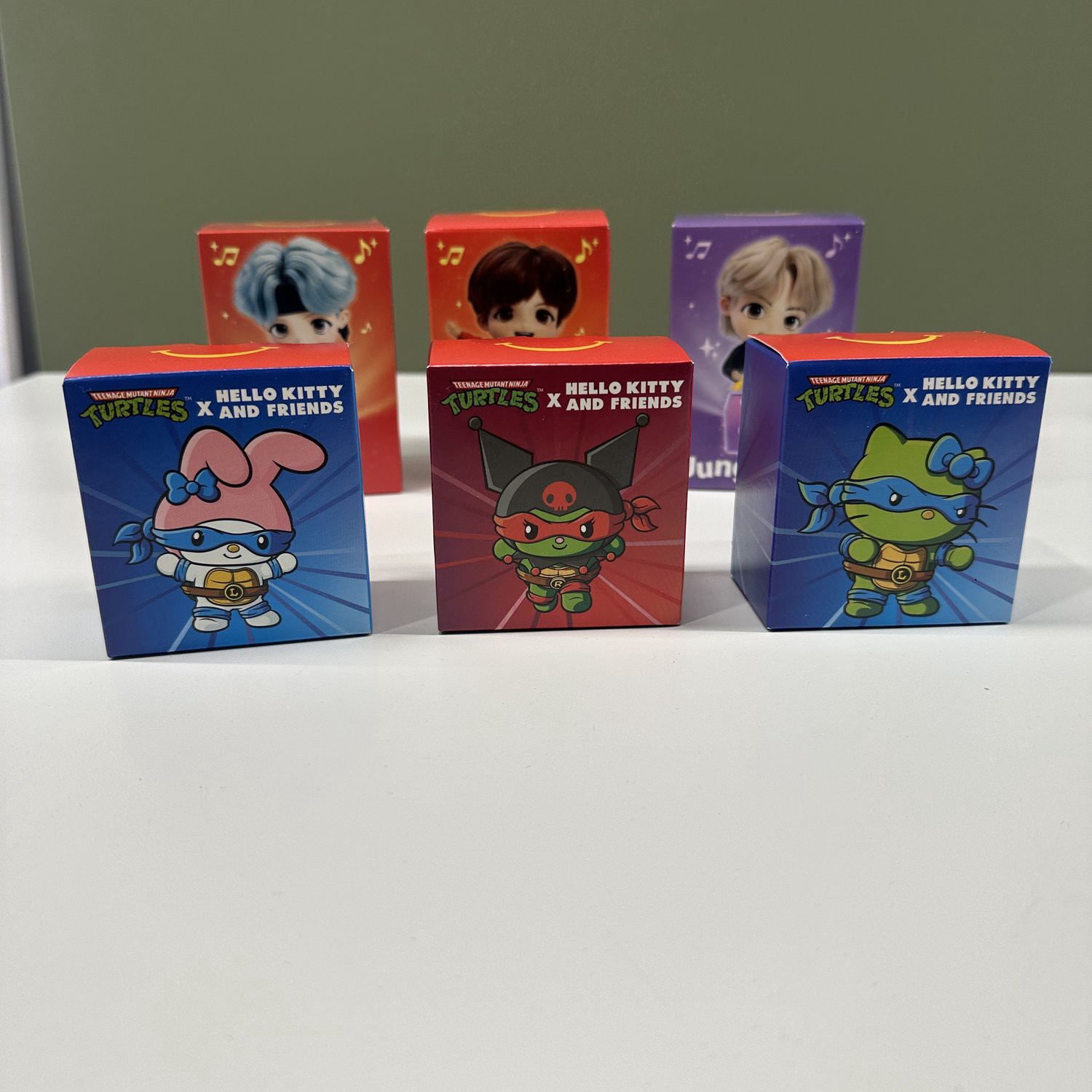 6 st. McDonalds Happy Meal Figurer TinyTan BTS Hello Kitty Turtles ...