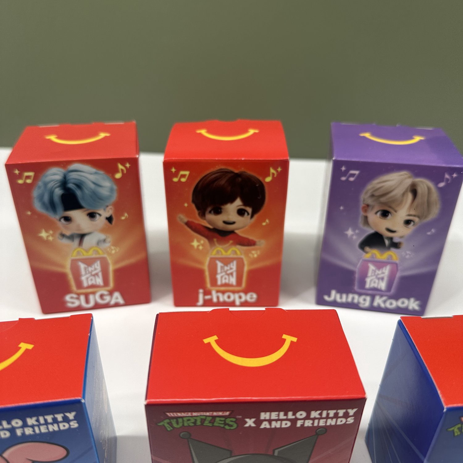 6 st. McDonalds Happy Meal Figurer TinyTan BTS Hello Kitty Turtles ...